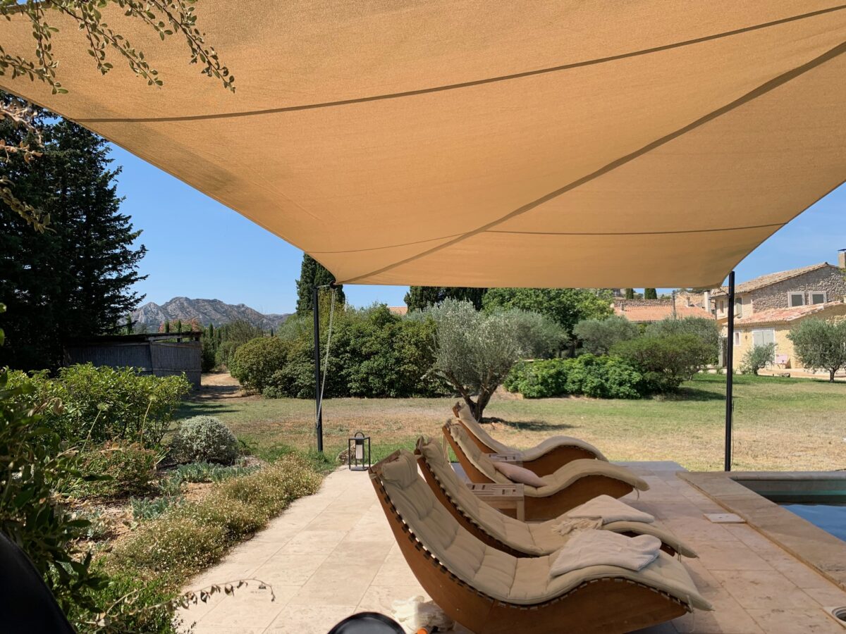 Comment faire de l'ombre sur une terrasse en plein sud avec voile et ...